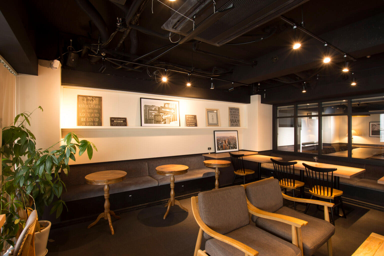 新橋駅から徒歩1分の大会議室・セミナーホール BasisPoint Lab. | 研修やセミナー、企業イベントや配信場所に - コワーキングスペース BasisPoint（ベーシスポイント）